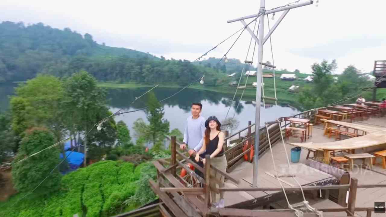 Asyiknya Bersantai Gembira Di Glamping Lakeside Rancabali, Bandung ...