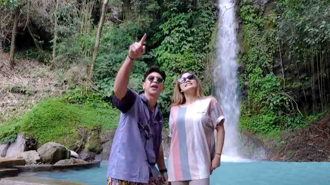 Cantiknya Curug Biru Koleangkak Yang Punya Air Sangat Jernih ...