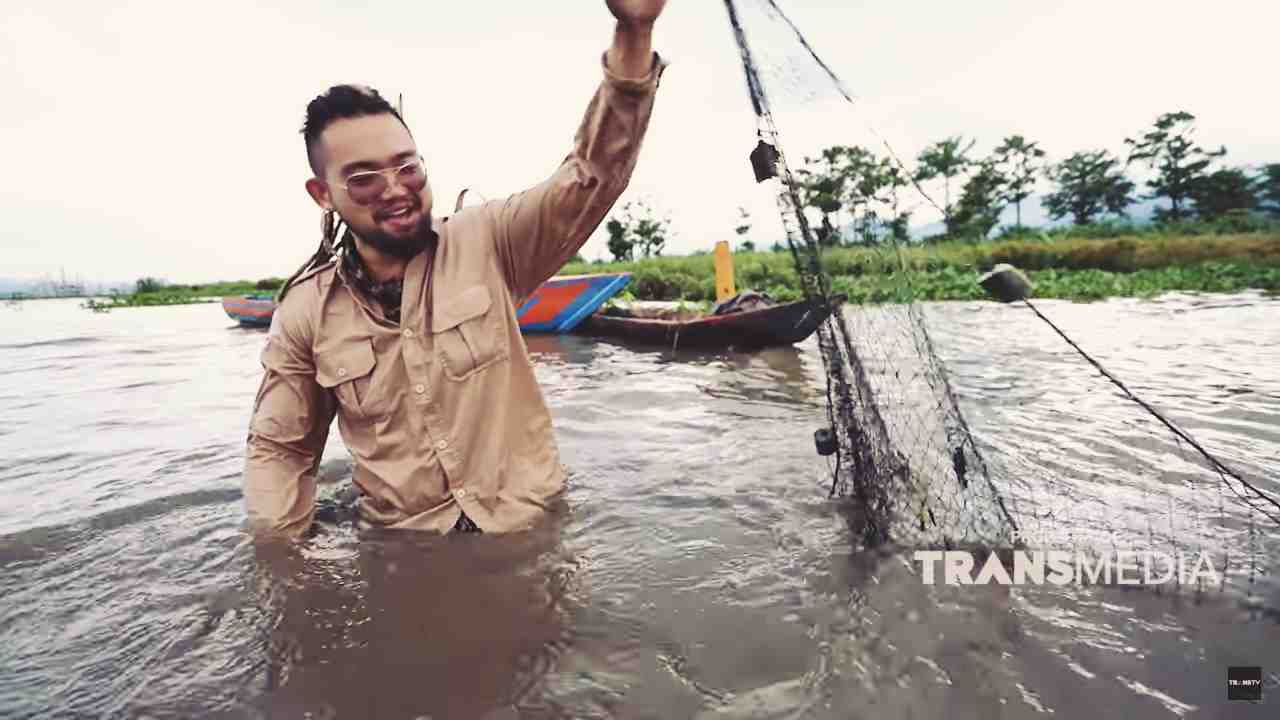 Menjaring Ikan Di Keheningan Danau Rawa Pening Yang Sunyi ...